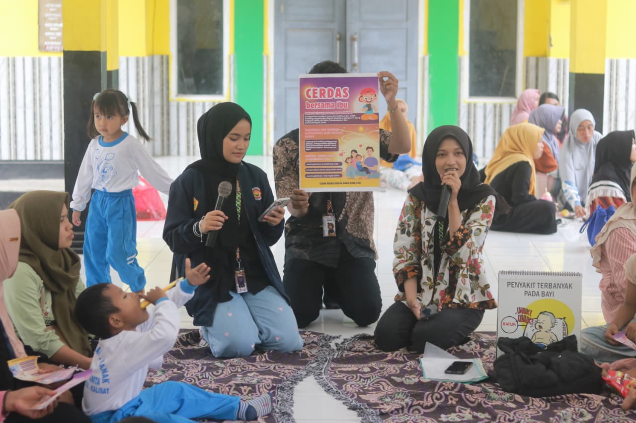 Ibu di Desa Sumberjeruk Menerima Pe...