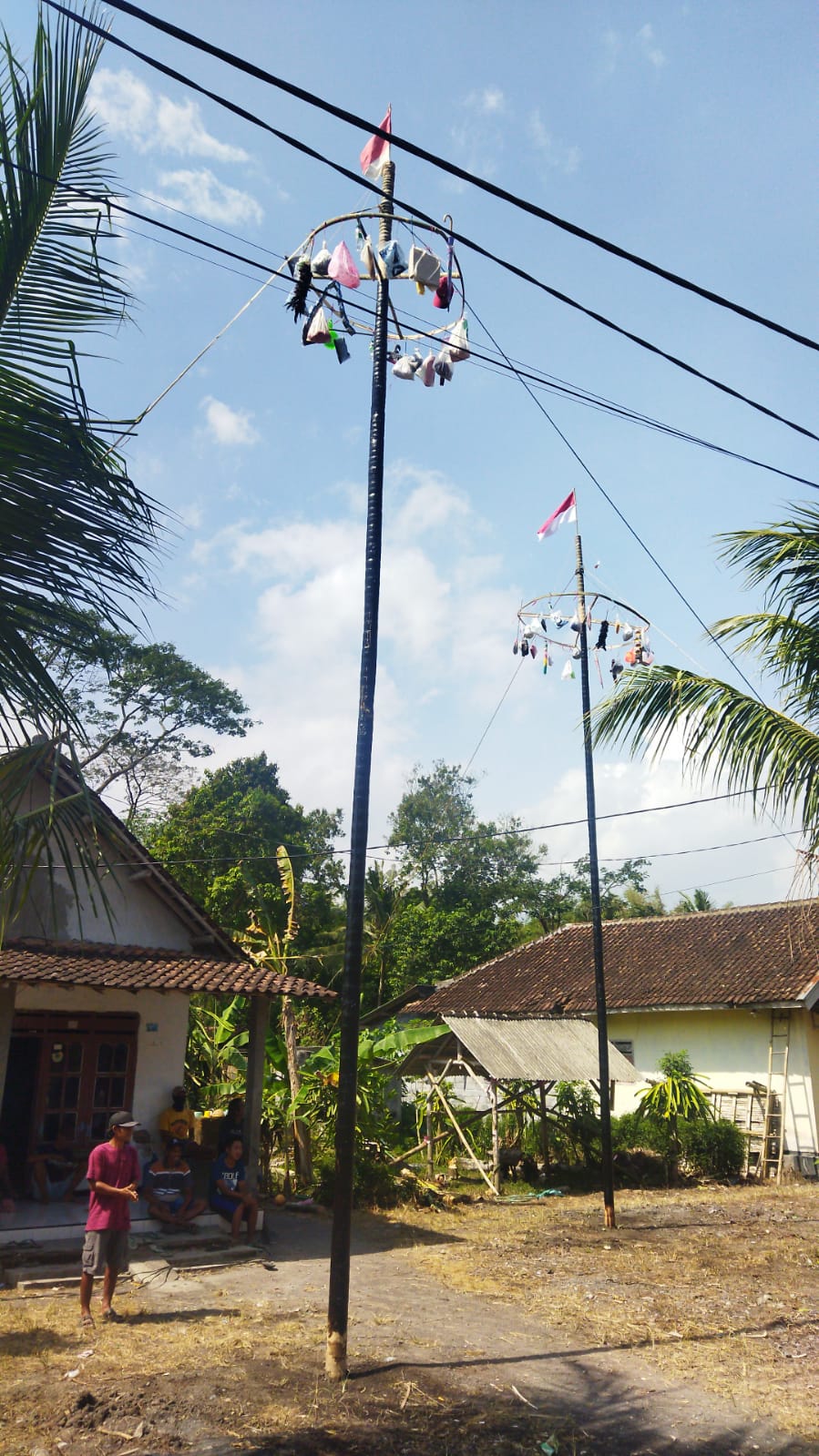 LOMBA PANJAT PINANG DI DUSUN KRAJAN...