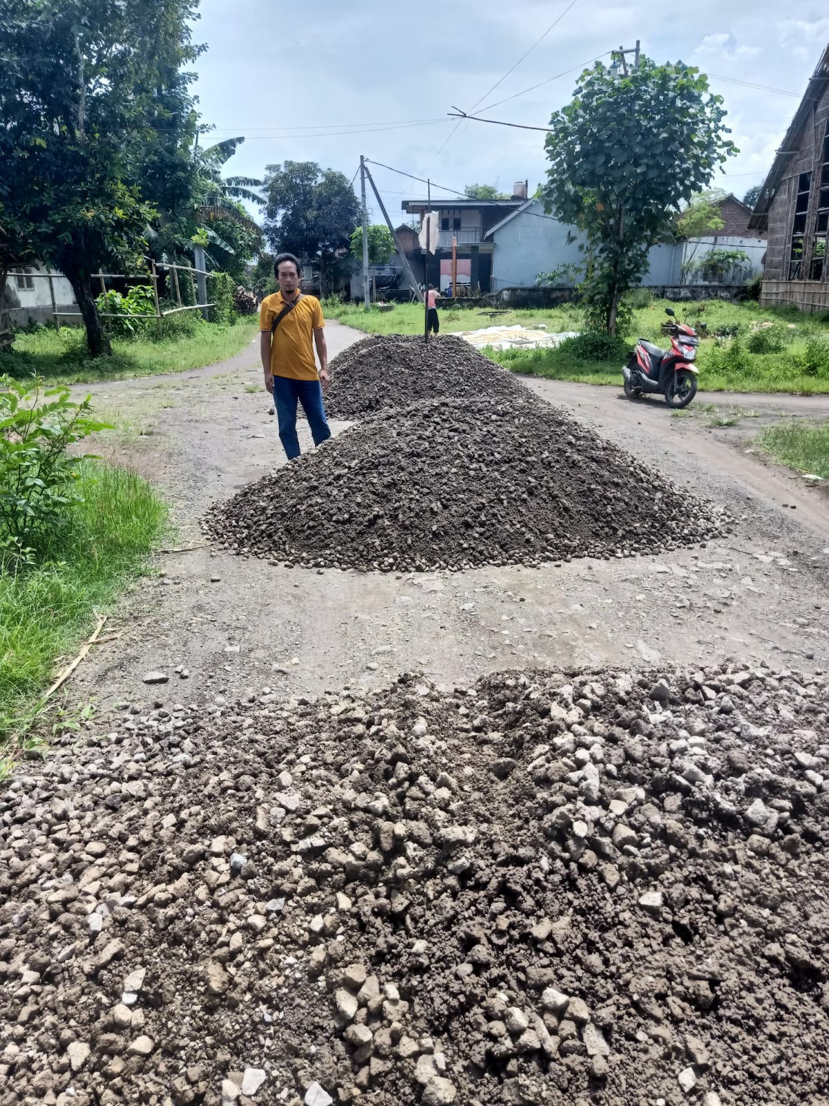 Pembangunan jalan aspal dusun curah...